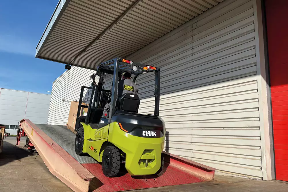 CLARK Crossover Electric Forklift L25XE / L30XE / L35XE 2500 - 3500 kg
