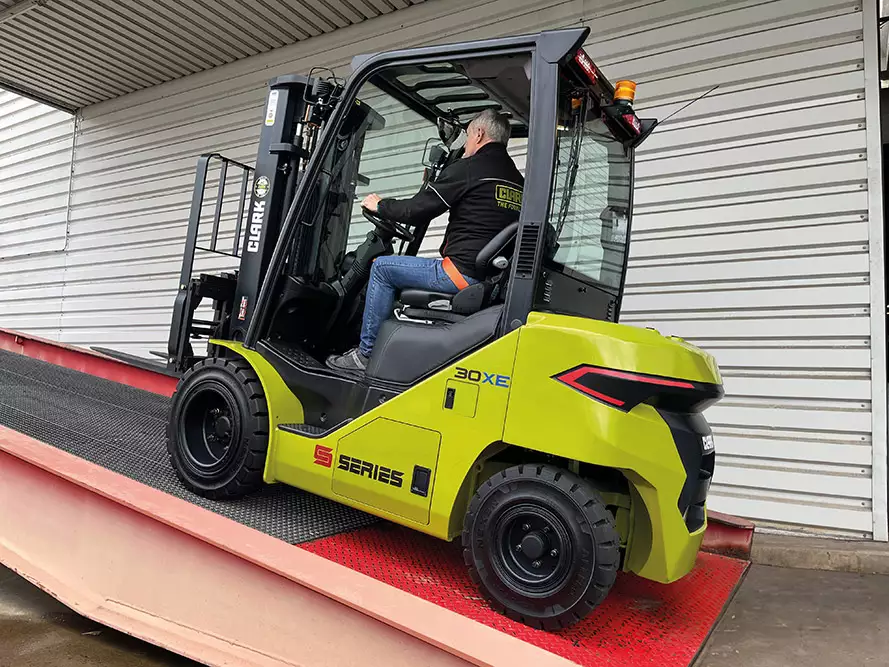 CLARK Electric Crossover Forklift S25XE / S30XE / S35XE 2500 - 3500 kg