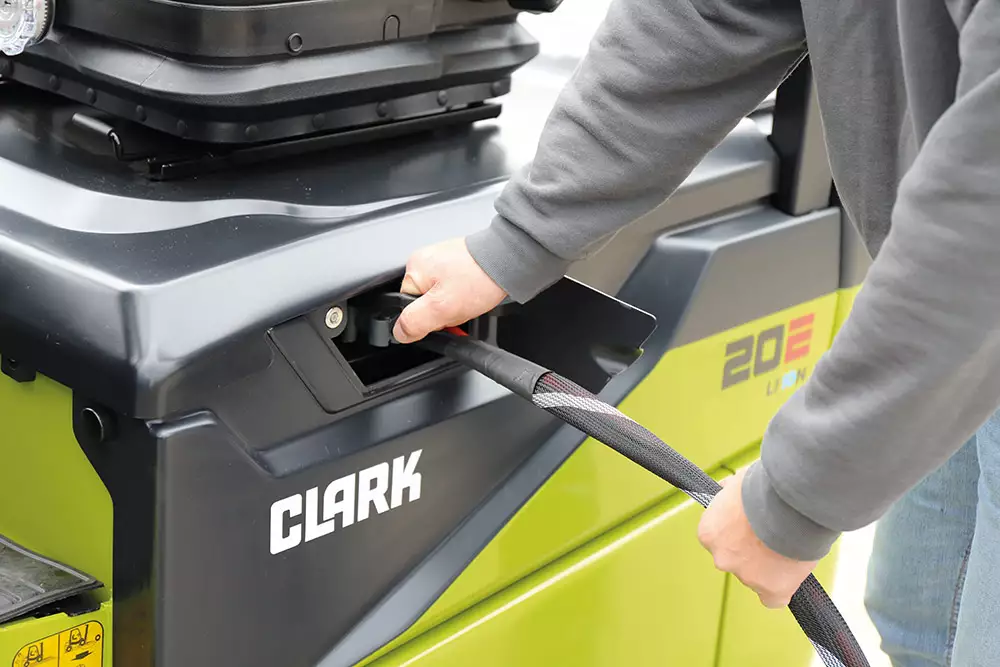 CLARK electric four-wheel forklift SE16 / SE18 / SE20 1600 - 2000 kg