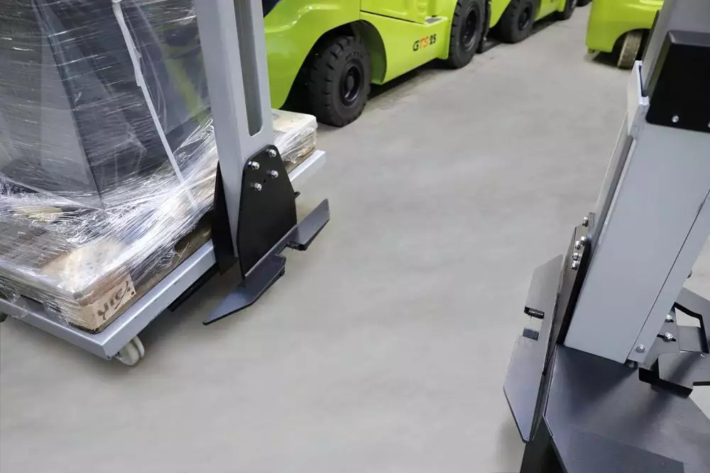 CLARK CTR01 & CTR02: Tugger trains