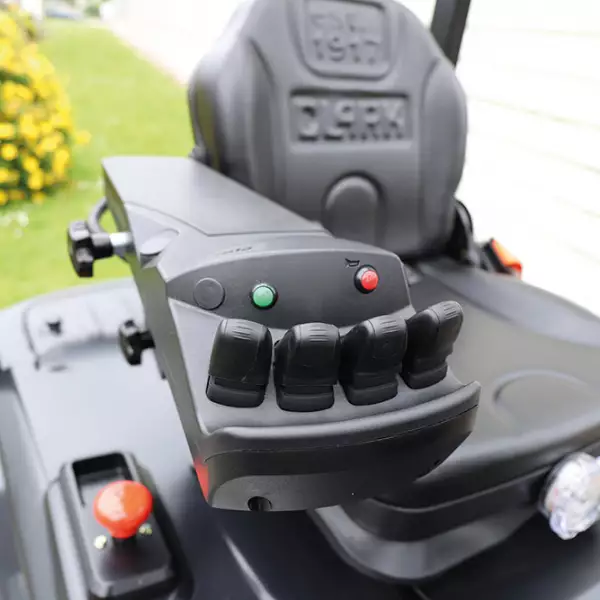 CLARK STE16-20: Electric Forklift 1,600 - 2,000 kg