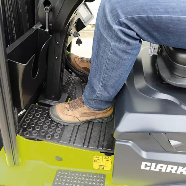 CLARK STE16-20: Electric Forklift 1,600 - 2,000 kg