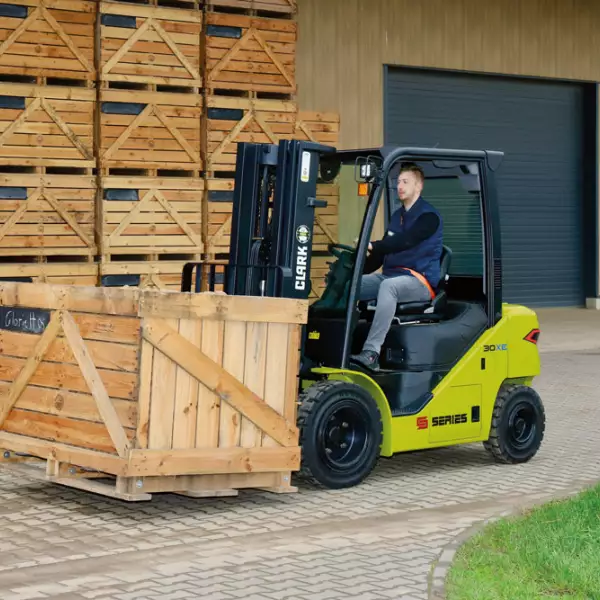 CLARK Electric Crossover Forklift S25XE / S30XE / S35XE 2500 - 3500 kg
