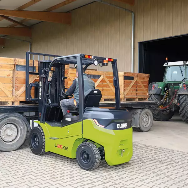 CLARK Electric Crossover Forklift L25XE / L30XE / L35XE 2500 - 3500 kg